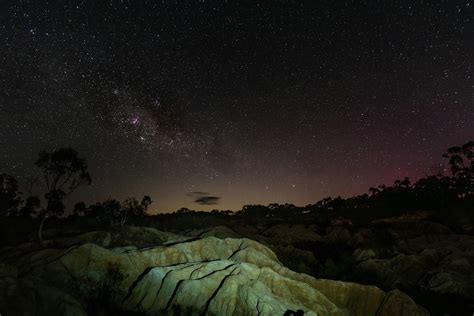 가벼운 갤럭시 경치 과학 나무 달 밤 하늘 배경 밤하늘 별 사람 산 야경 야외에서 어두운 여행 예술 우주 천문 천문학 천체 천체 사진