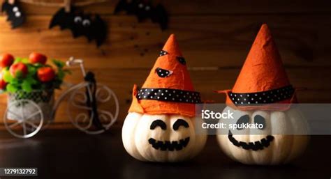 할로윈 공예 나무 테이블 배경에 박쥐와 마녀 모자를 입고 흰색 호박 할로윈 장식 개념 10월에 대한 스톡 사진 및 기타 이미지 10월 가위 가을 Istock