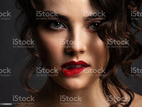 연기가 자욱한 눈 화장과 붉은 립스틱과 아름 다운 여자의 얼굴 갈색에 대한 스톡 사진 및 기타 이미지 갈색 갈색 머리