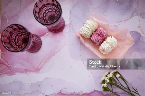 와인과 부드러운 분홍색과 흰색 마시멜로의 축제 안경 드라이 플라워장식 여성용 카드 컨셉 커피와 과자 한 잔으로 아늑한 겨울 주말 수제 즐거움 위쪽 보기 0명에 대한 스톡