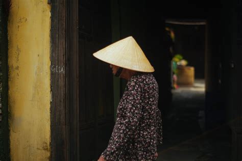 Hội An 거리 건축 고깔형 모자 관광 노란 벽 도시 도시의 동남아시아 라이프스타일 모델 문화 문화 유산