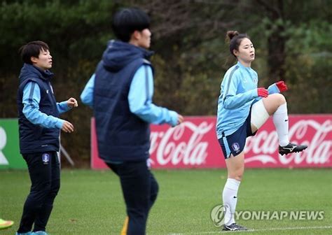 훈련 준비하는 여자축구대표팀