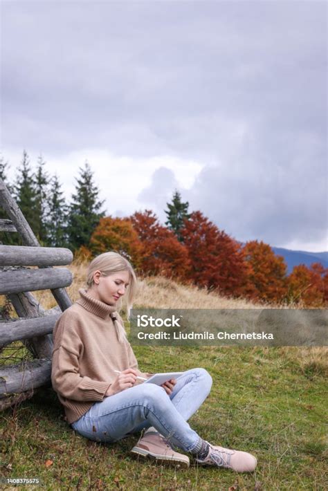 산에서 태블릿에 그림을 그리는 젊은 여성 텍스트를위한 공간 25 29세에 대한 스톡 사진 및 기타 이미지 25 29세 가을 그리기 Istock