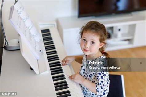아름 다운 작은 아이 소녀 거실 또는 음악 학교에서 피아노 연주 취학 전 어린이 음악 악기 학습 재미 교육 기술 개념 갈색 머리에 대한 스톡 사진 및 기타 이미지 Istock