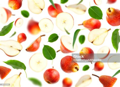 붉은 잘 익은 육즙이 많은 배와 녹색 잎을 흰색 배경에 고립 시 달콤한 전체 배와 슬라이스 여름 건강 유기농 과일 수확 배와 창조적 인 구성 식품 컨셉 아시아 배에 대한