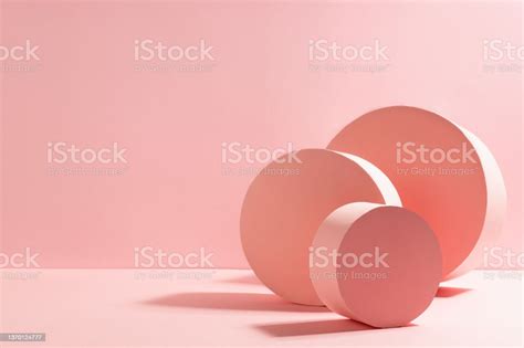 햇빛에 원 장식과 우아한 단순 추상 적 파스텔 핑크 무대 모형 부드러운 빛 배경에 그림자 복사 공간 프리젠 테이션 제품 광고 디자인에 대한 추상적 인 장면 0명에 대한 스톡
