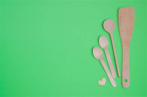 일회용 식기 세트는 천연 소재 나무 숟가락 환경 친화적인 녹색 배경에 나무 숟가락 에코 개념입니다 공간을 복사합니다 에코 소나무 나무 숟가락입니다 0명에 대한 스톡 사진 및