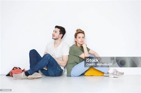 행복 한 유럽 젊은 남녀 학생 들은 바닥에 앉아 하얀 벽 배경 고립 로맨틱 귀여운 커플은 함께 공부 시간을 보내고 있습니다 교육 개념 개념에 대한 스톡 사진 및 기타 이미지