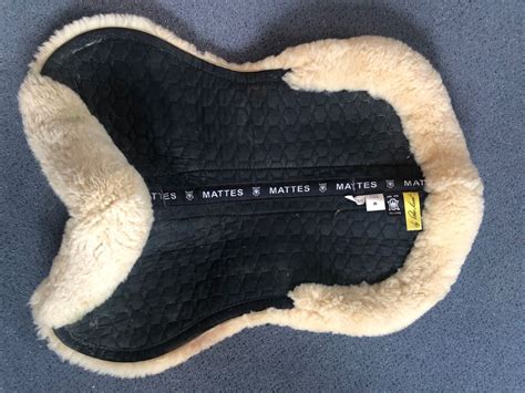 Mattes Lammfell Pad Mit Fellrand Komplett Schwarznatur Kaufen Auf