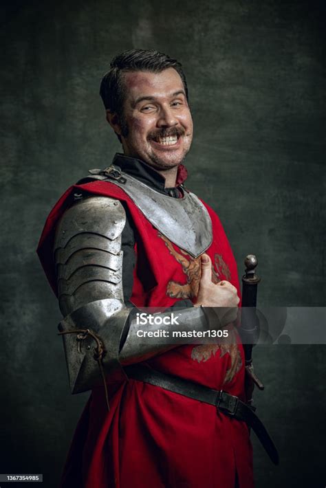 어두운 배경에 고립 된 장비를 입고 더러운 상처 입은 얼굴과 중세 전사의 이미지에서 미소 남자의 초상화 시대의 비교 기사 사람의 역할에 대한 스톡 사진 및 기타 이미지