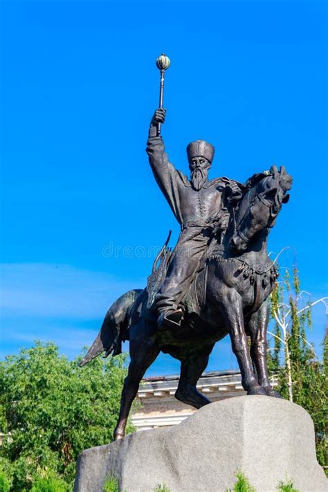 乌克兰基辅kontraktova广场赫特曼·彼得罗·科纳谢维奇 — 萨哈达奇尼纪念碑 库存照片 图片 包括有 哥萨克人 正方形 173024964