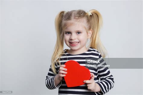 빨간 하트 모양의 선물 상자를 들고 사랑스러운 어린 소녀의 초상화 발렌타인 카드에 대한 스톡 사진 및 기타 이미지 발렌타인 카드 밸런타인데이 2월 Istock