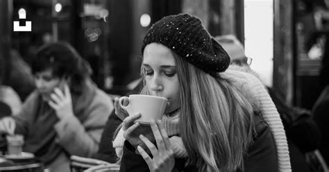 테이블에 앉아 커피 한 잔을 마시는 여자 사진 Unsplash의 무료 프랑스 이미지