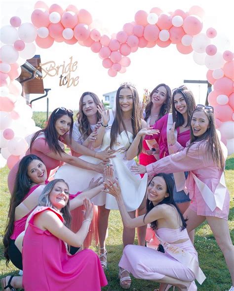 Ето я бъдещата булка Вики от Един за друг с грандиозно моминско