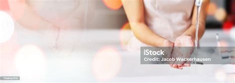 손 사람 욕실을 위생적인 아침과 물로 씻고 모형 공간을 제공합니다 청소 가정 및 비누 스킨 케어 박테리아 보호 및 집에서 세안