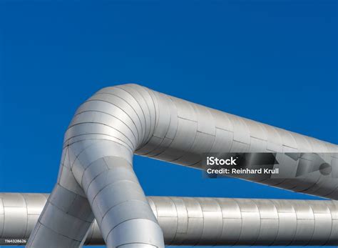 맑고 푸른 하늘을 배경으로 한 은색 파이프의 낮은 각도 보기 0명에 대한 스톡 사진 및 기타 이미지 0명 건축 건축물 Istock