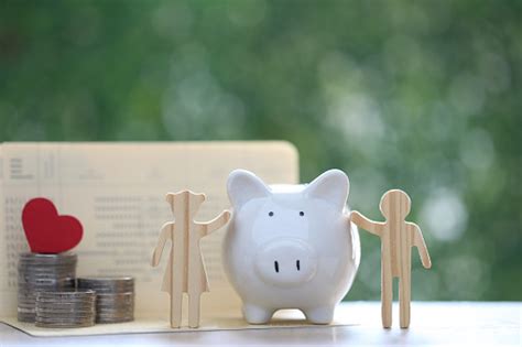 사랑 부부와 자연 녹색 배경에 돼지 저금통 미래에 준비하기 위한 저축 및 사업 투자 개념 Charity Benefit에 대한 스톡 사진 및 기타 이미지 Charity