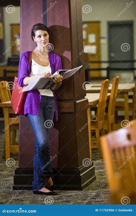 Estudiante Universitario De Sexo Femenino Que Se Coloca En Biblioteca Foto De Archivo Imagen