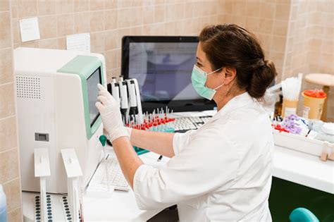 실험실 조수는 혈액 분석기에서 작업하고 실험실에서 혈액학 분석을 수행합니다 실험실의 의료 장비 혈액의 생화학 및 혈액 학적 분석 45 49세에 대한 스톡 사진 및 기타