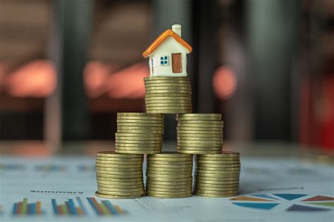 미니 하우스 모델과 동전의 스택 비즈니스 성장 부동산 투자 및 주택 모기지 금융 부동산 개념 개념에 대한 스톡 사진 및 기타 이미지 Istock