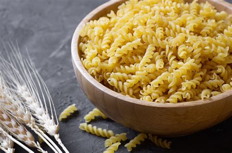 그릇이나 숟가락에 생 오거 파스타 밀과 조리되지 않은 Fusilli 0명에 대한 스톡 사진 및 기타 이미지 0명 갈색 건강한 식생활 Istock