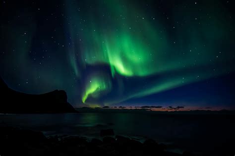 집 밖의 Viken 경치 경치가 좋은 고요한 광야 광파 극광 노르웨이 녹색 오로라 미를 란드 반사 밤 밤하늘 별 별밤 별을 바라보는 별이