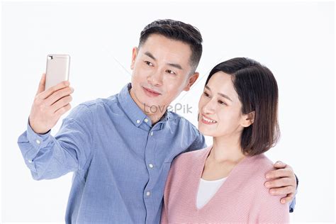 휴대 전화 Selfie를 복용 중 년 부부 사진 무료 다운로드 Lovepik