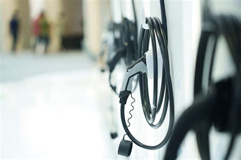 Ev 배터리 충전을위한 전기 자동차 충전소 전기 엔진을 가진 차량을 위한 마개 Ev 충전기 청정 에너지 녹색 힘 미래 운송 기술 친환경 대체에너지 개념 0명에 대한 스톡