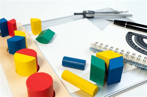 수학 분수 도구와 장난감은 초등학교와 초등학교 아이들을위한 배울 수 있습니다 기본 수학을 배우기위한 수학 도구 배경 프레젠테이션 수학에 대한 스톡 사진 및 기타 이미지