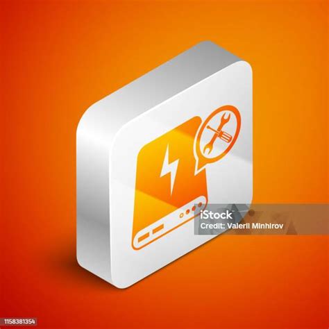 주황색 배경에 격리 된 드라이버와 렌치 아이콘이있는 아이소메트릭 파워 뱅크 조정 서비스 설정 유지 보수 수리 고정 실버 스퀘어 버튼 벡터 일러스트레이션 개념에 대한 스톡