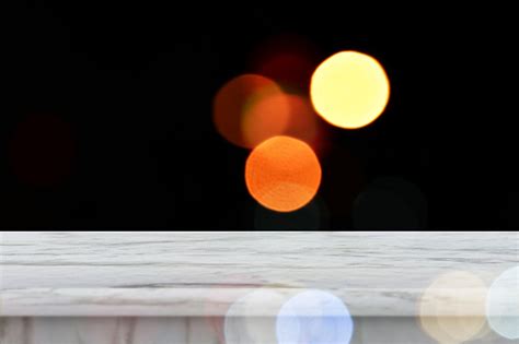 3d 렌더링 보케 블러 배경과 빈 나무 테이블 사진 몽타주 또는 제품 디스플레이 테이블에 항목을 배치하기위한 공간 제품의 디스플레이를 위해 모의 0명에 대한 스톡 사진 및