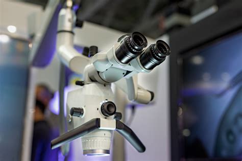 현대 치과의 배경에 치과 현미경입니다 의료 장비입니다 회전 이중 편안한 치과 작동 현미경입니다 건강 진단에 대한 스톡 사진 및 기타 이미지 Istock