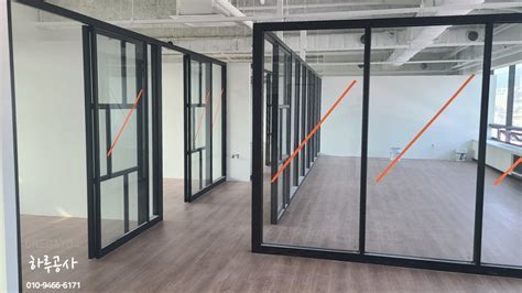 신당동 사무실 인테리어 현장입니다 갈바 유리칸막이 시공으로 노출천정 인테리어 사무실이 더욱 모던하고 심플한 느낌을 주고 있습니다 참 갈바란 금속 프레임 자재인 갈바늄을