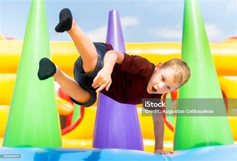 아이 다채로운 놀이터 트램 폴 린에 점프입니다 아이는 유치원 생일 파티 활동에 풍선 반송 성에 점프 하 고 어린 아이 대 한