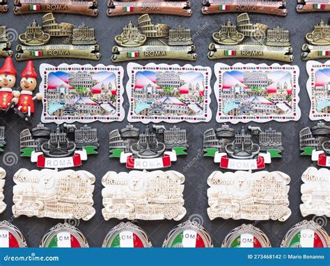 Escaparate De Diferentes Souvenirs Para La Venta En El Mercado De Roma