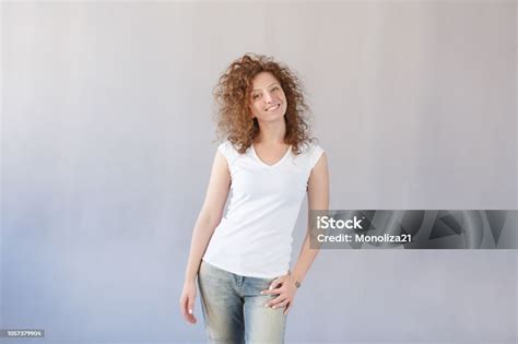 생강 젊은 밝은 행복 Curlyhair 소녀 광범위 하 게 웃 고 회색 배경 위에 카메라를 보고 유럽 빨강 Hirstyle 여성 좋은 분위기 있고 즐거운 얼굴 사람들이 개념