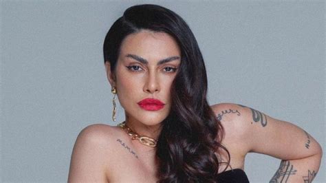 Com Look Ousado Cleo Dispensa Suti E Quase Mostra Demais Perfei O