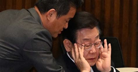 포토 웃어야 할지 울어야 할지 난감하네