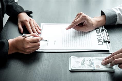 부패 불법 부정직및 사기로 거래 계약을 뇌물로 사업가에게 뇌물을 주는 사업가 계약서에 대한 스톡 사진 및 기타 이미지 계약서 금융 남자 Istock
