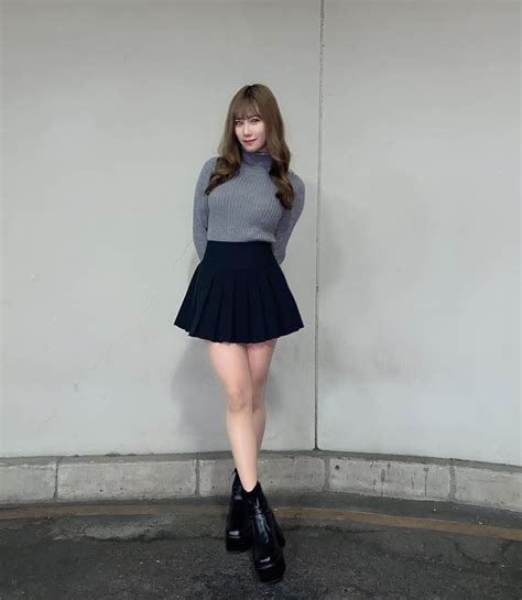 石田優美さんのインスタグラム写真 石田優美instagram 「珍しくミニスカート履いてる🙄 ミニスカート スカート ロングコート