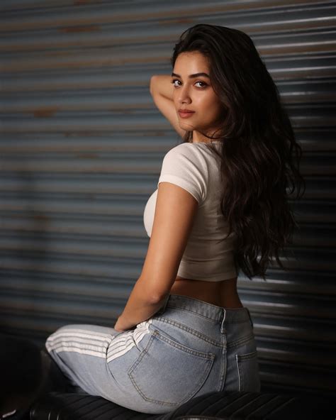 Bhagyashri Borse నడుము అందాలతో ఎరవేస్తున్న ‘మిస్టర్ బచ్చన్ బ్యూటీ