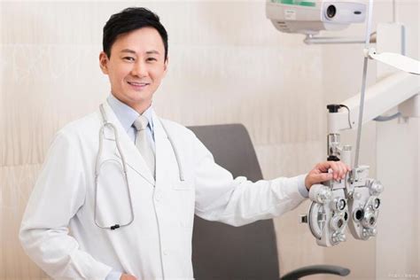 眼睛有红血丝用什么眼药水？眼睛看东西有黑影是怎么回事呢？ 知乎