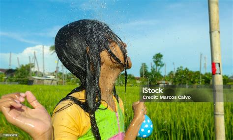 젊은 행복 하 고 평온한 아름 다운 아이 7 또는 8 세 야외에서 샤워를 하는 아름 다운 쌀 테라스에서 장난 물 입고 귀여운 여자 수영복 휴가와 자연을 즐기는 무료 귀여운에