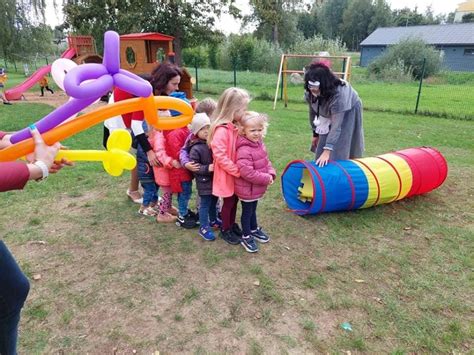 Kai Rudenėlio Nuspalvinti Klevo Lapai Pradeda Barbenti į Langus