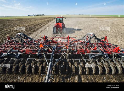 Landwirtschaftliche Sämaschinenausrüstung Des Landwirtschaftlichen Traktors Luft Fotos Und