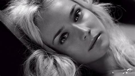 배경 화면 얼굴 검은 여자들 단색화 모델 초상화 금발의 사진술 닫다 감정 사람 피부 머리 소녀 아름다움 미소 눈 1920x1080px