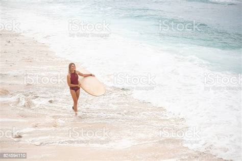 아름 다운 웃는 서핑 소녀 다크 레드 수영복에 서핑 보드와 해변에 산책과 멀리 보고 40 49세에 대한 스톡 사진 및 기타 이미지 40 49세 관광 리조트 금발 머리