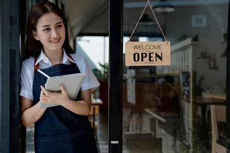 스타트 업 성공 중소기업 소유자 Sme 뷰티 걸은 커피 숍 레스토랑 아시아 황갈색 여성 바리 스타 카페 소유자 기업가 판매자 비즈니스 개념에서 태블릿을 들고 서 있습니다