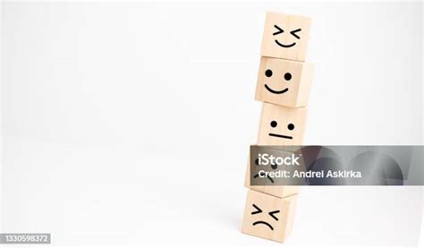 고객 서비스 평가 및 만족도 설문조사 개념 나무 큐브에 행복한 얼굴 미소 얼굴 기호 복사 공간 0명에 대한 스톡 사진 및 기타 이미지 Istock