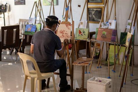 هنرمندی که با خون خود نقاشی می کند فیلم